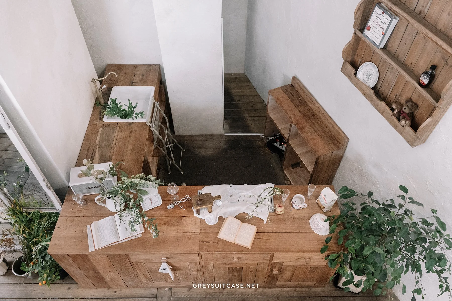 Brady's Coffee Bar • 브래디네 커피바 — Greysuitcase