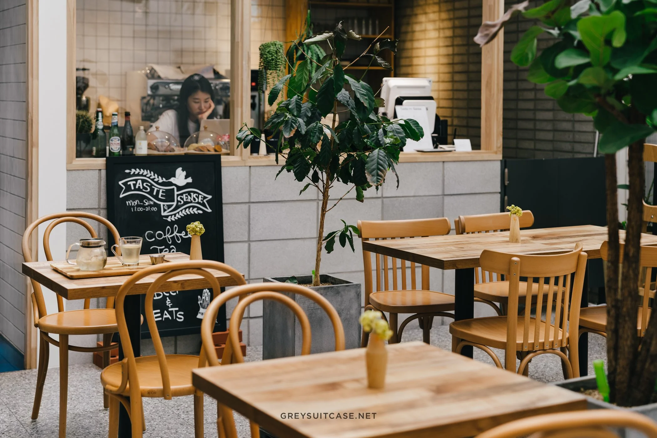 1LDK Seoul Cafe: Taste and Sense • 테이스트 앤드 센스 — Greysuitcase