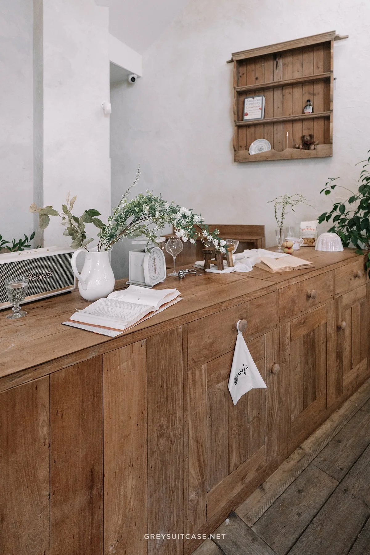 Brady's Coffee Bar • 브래디네 커피바 — Greysuitcase