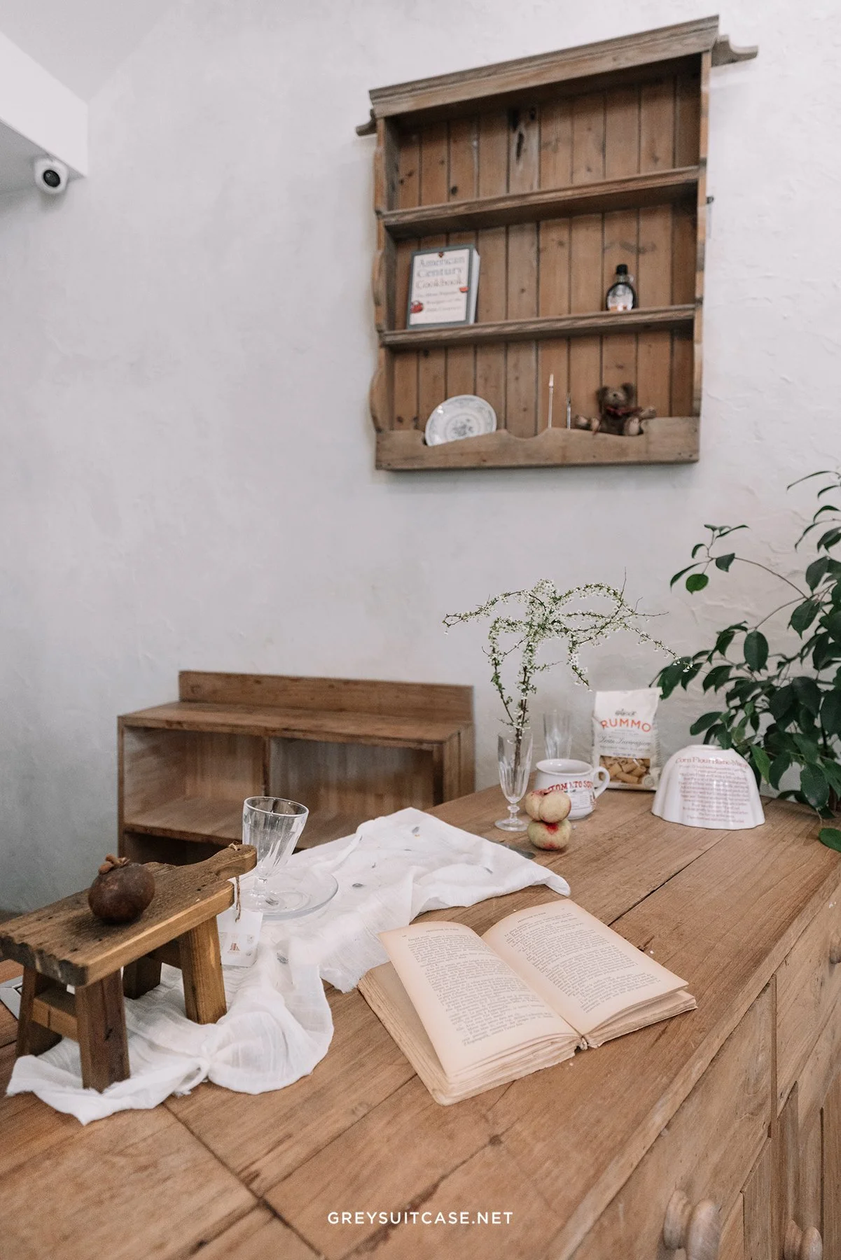 Brady's Coffee Bar • 브래디네 커피바 — Greysuitcase