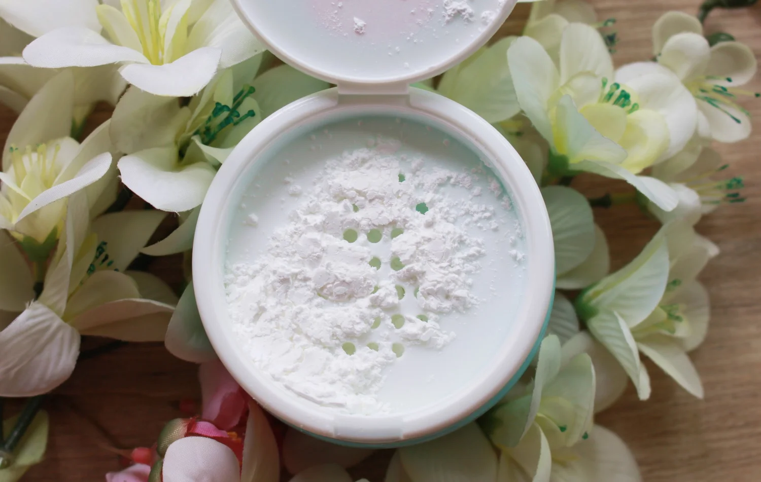 This new talc-free baby powder is seriously good at oil control ...