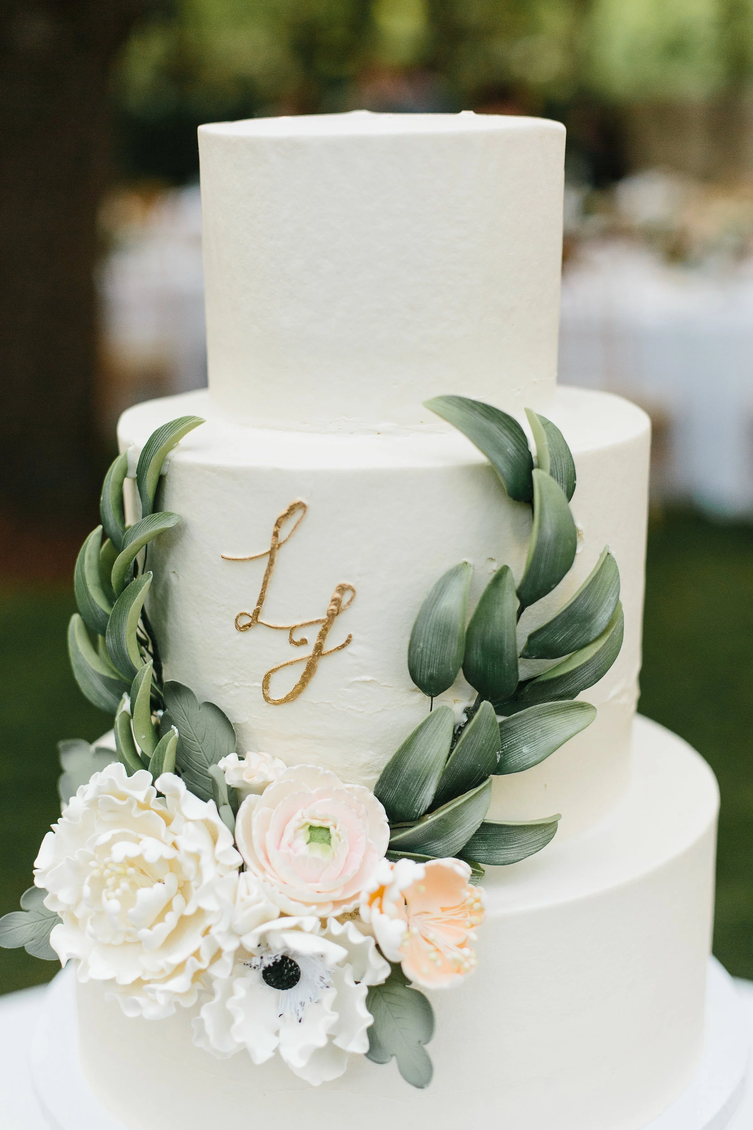 White Wedding Cakes With White Flowers