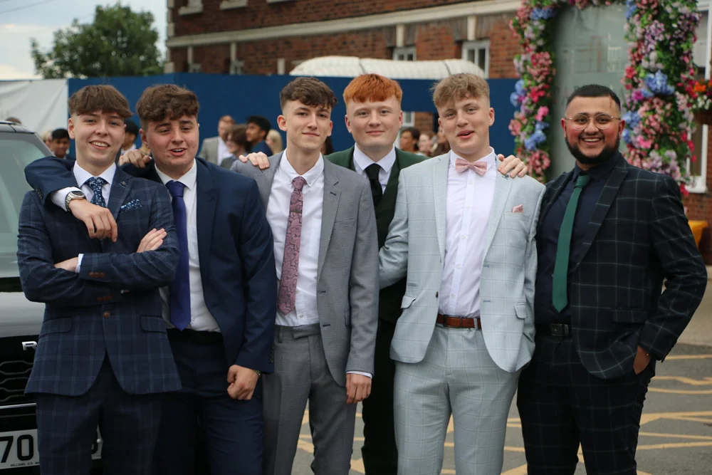 Sixth Form dress to impress at their prom — Highfelds