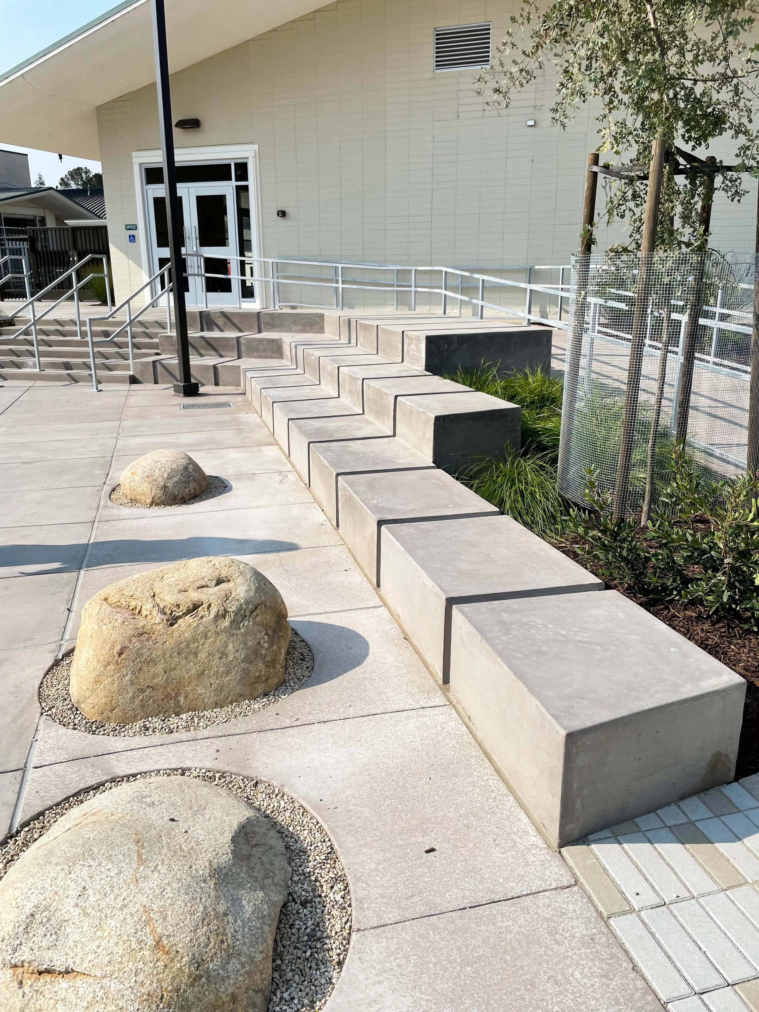 La Entrada Middle School Entry Plaza — BAY TREE DESIGN