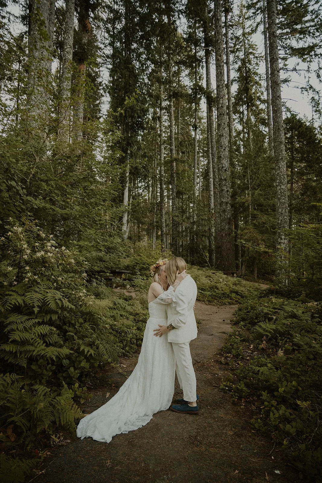 Dreamy Styled Elopement Near Detroit Lake｜a&bé bridal shop