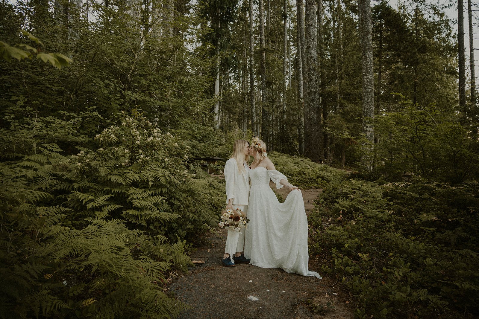 Dreamy Styled Elopement Near Detroit Lake｜a&bé bridal shop