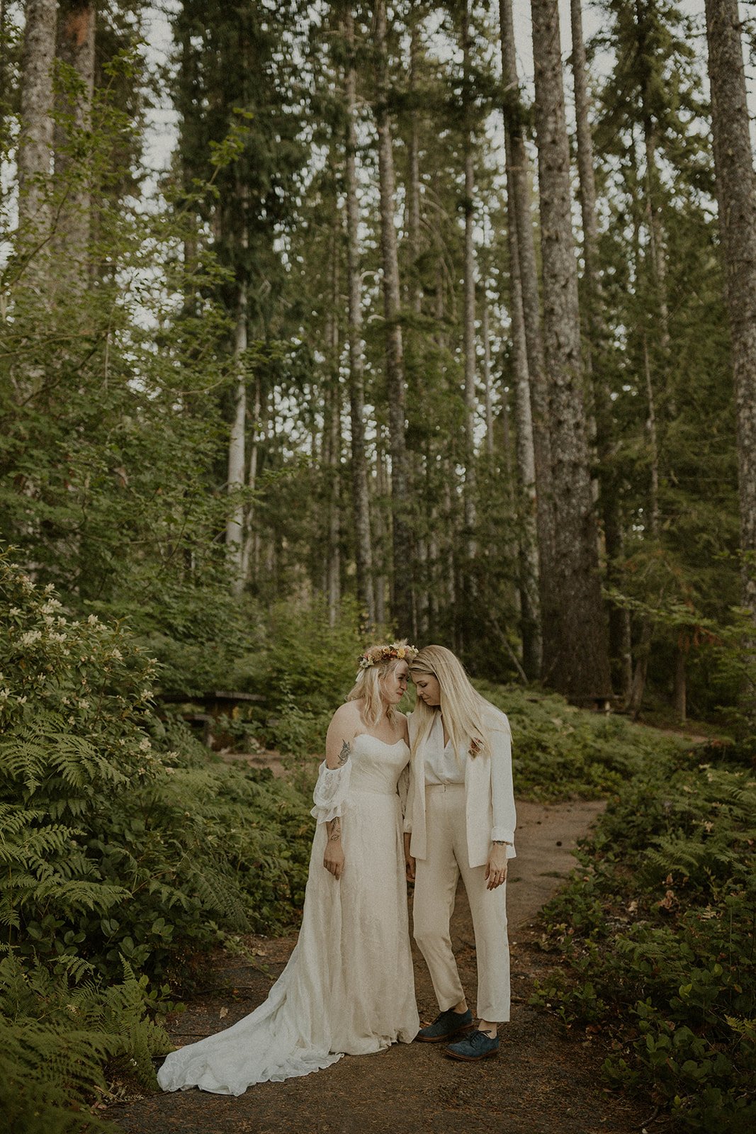 Dreamy Styled Elopement Near Detroit Lake｜a&bé bridal shop