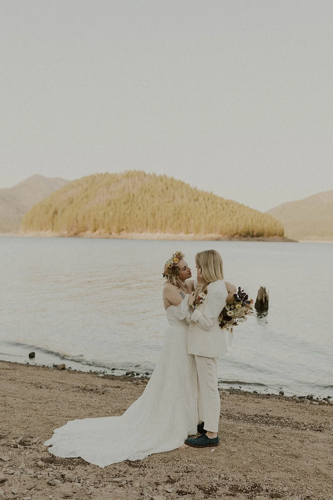 Dreamy Styled Elopement Near Detroit Lake｜a&bé bridal shop