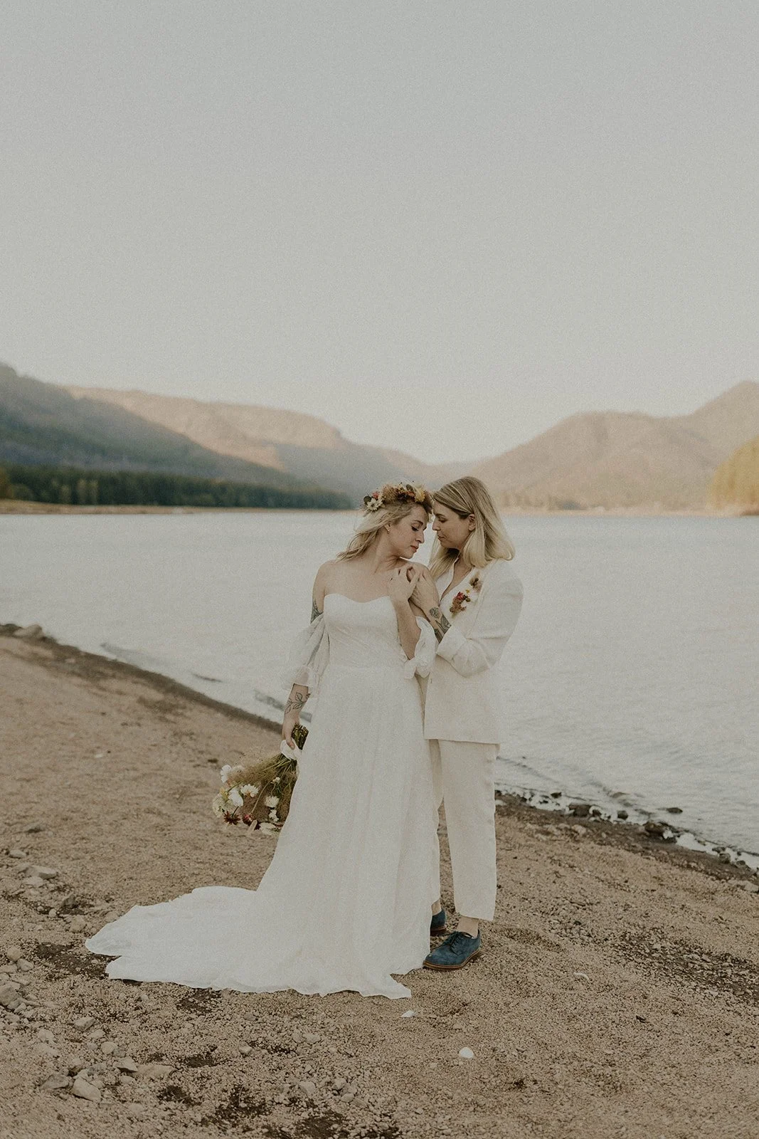 Dreamy Styled Elopement Near Detroit Lake｜a&bé bridal shop
