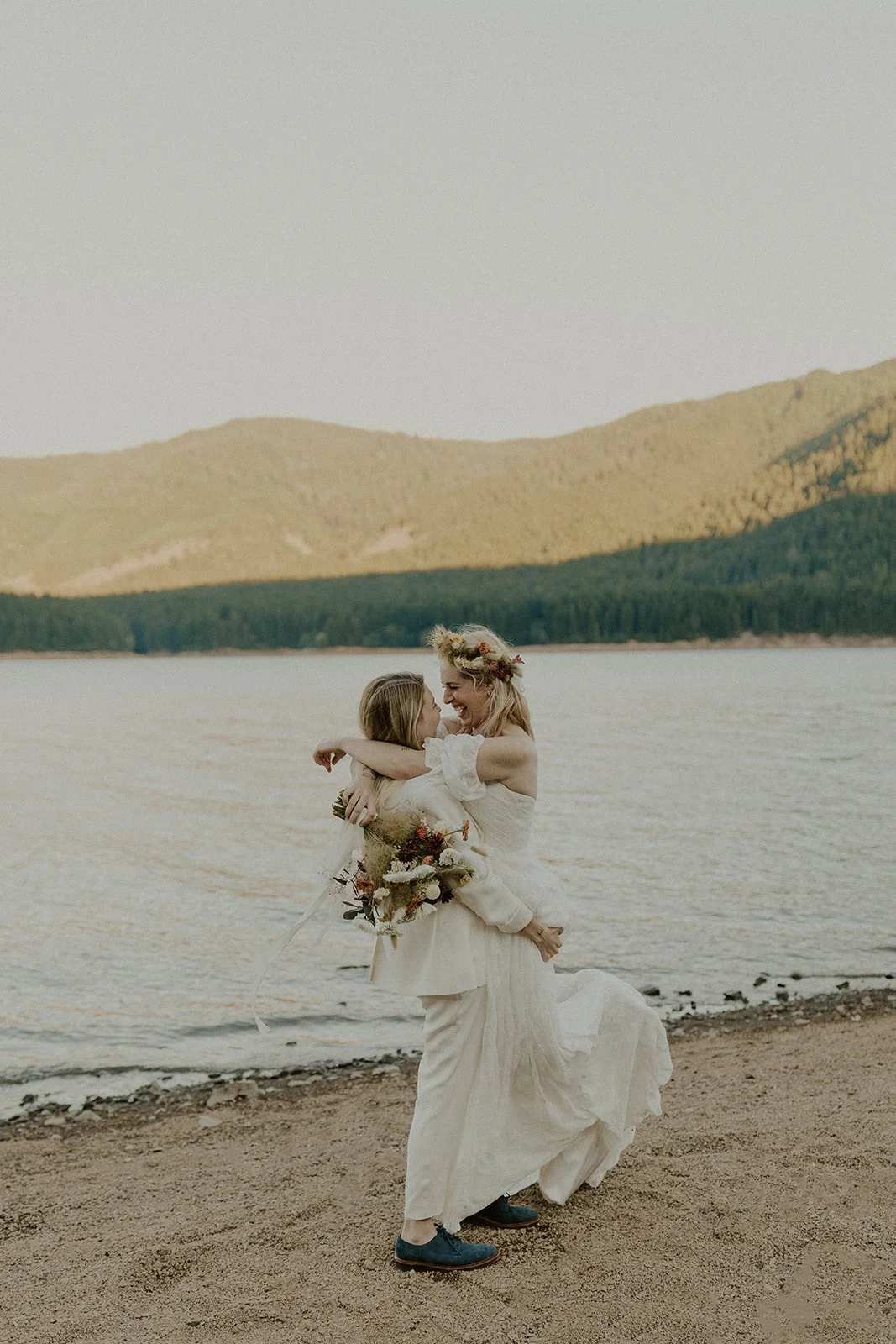 Dreamy Styled Elopement Near Detroit Lake｜a&bé bridal shop