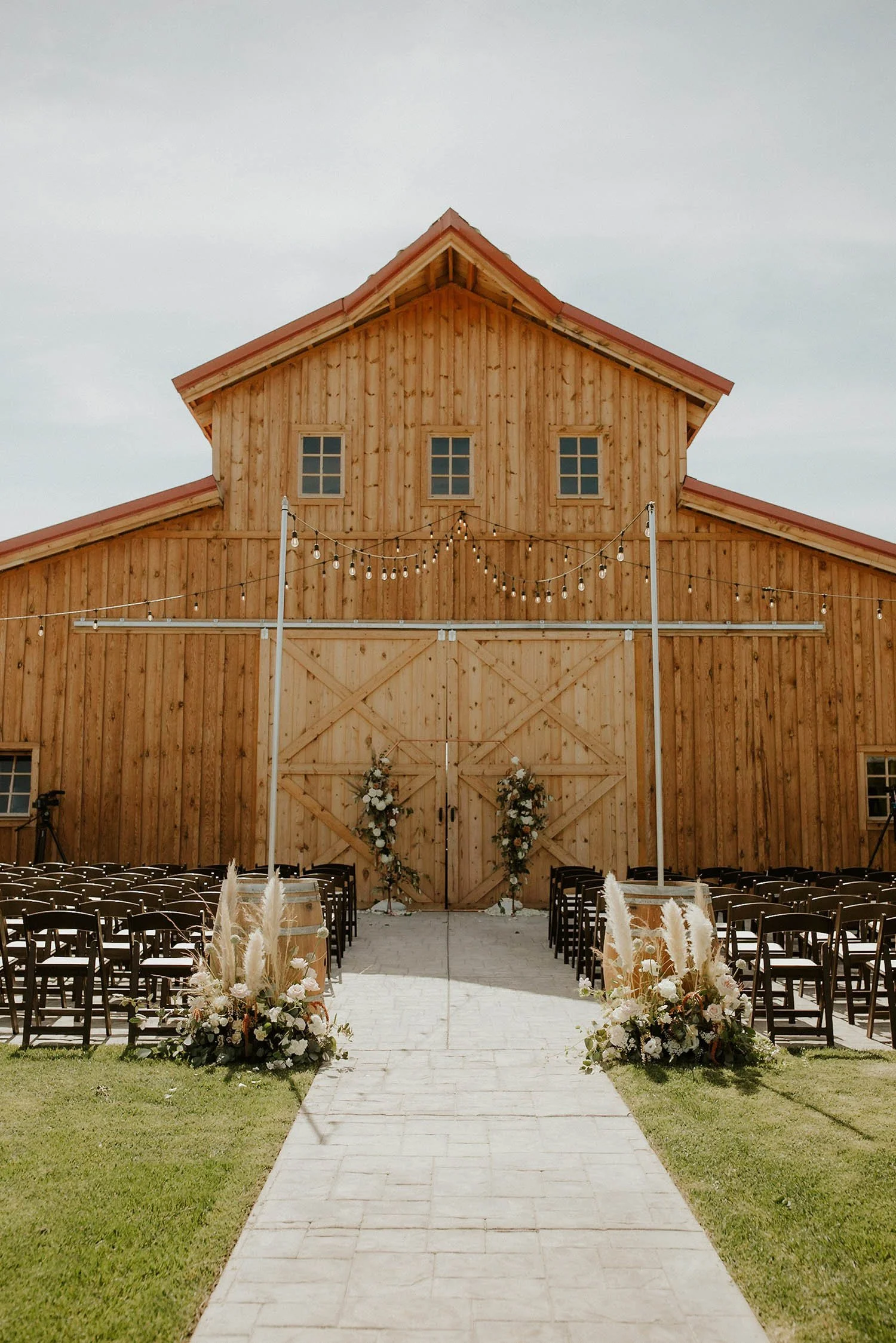 FIVE CLASSIC BARN WEDDING DETAILS TO TRY｜a&bé bridal shop