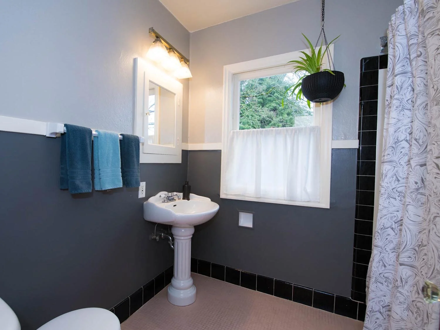 Beautiful Vintage Townhouse Condo — Urban Nest Realty