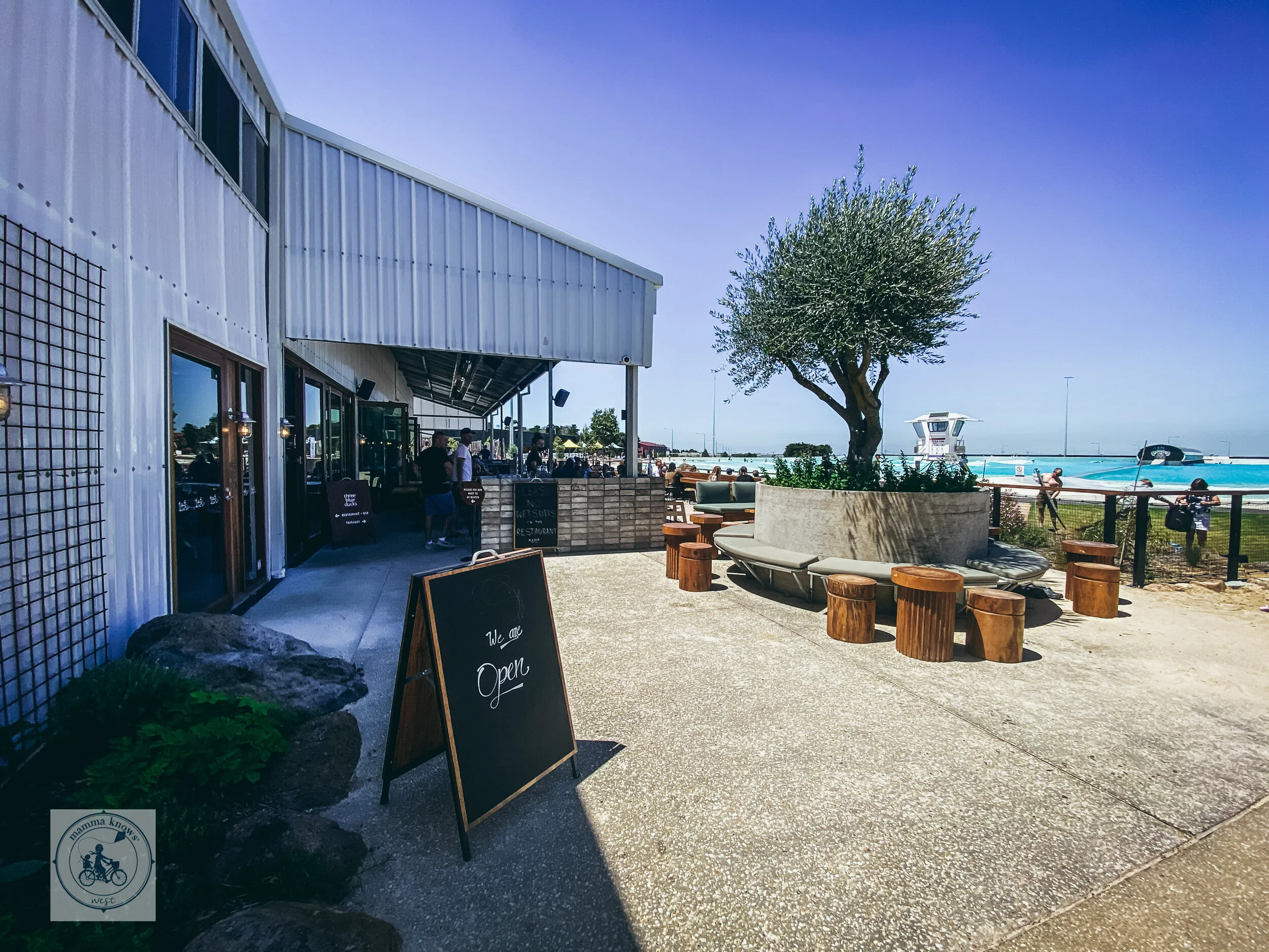 Three Blue Ducks, Tullamarine