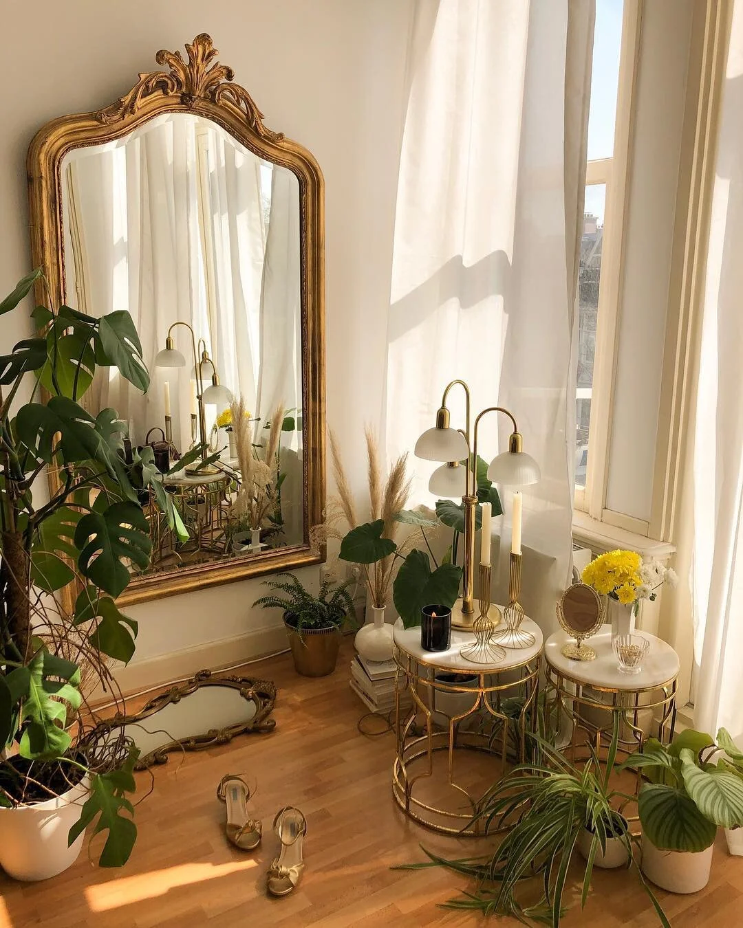 The List Issue 06 | The Full-length Selfie Mirror Literally All ...