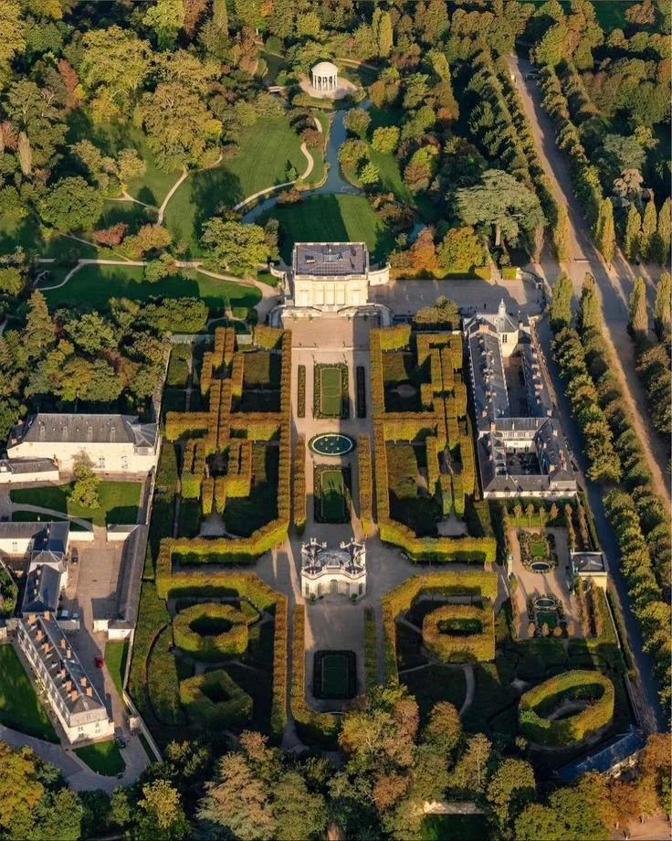 How To Make Visiting France's Famous Palaces Easy For Families — Hello ...