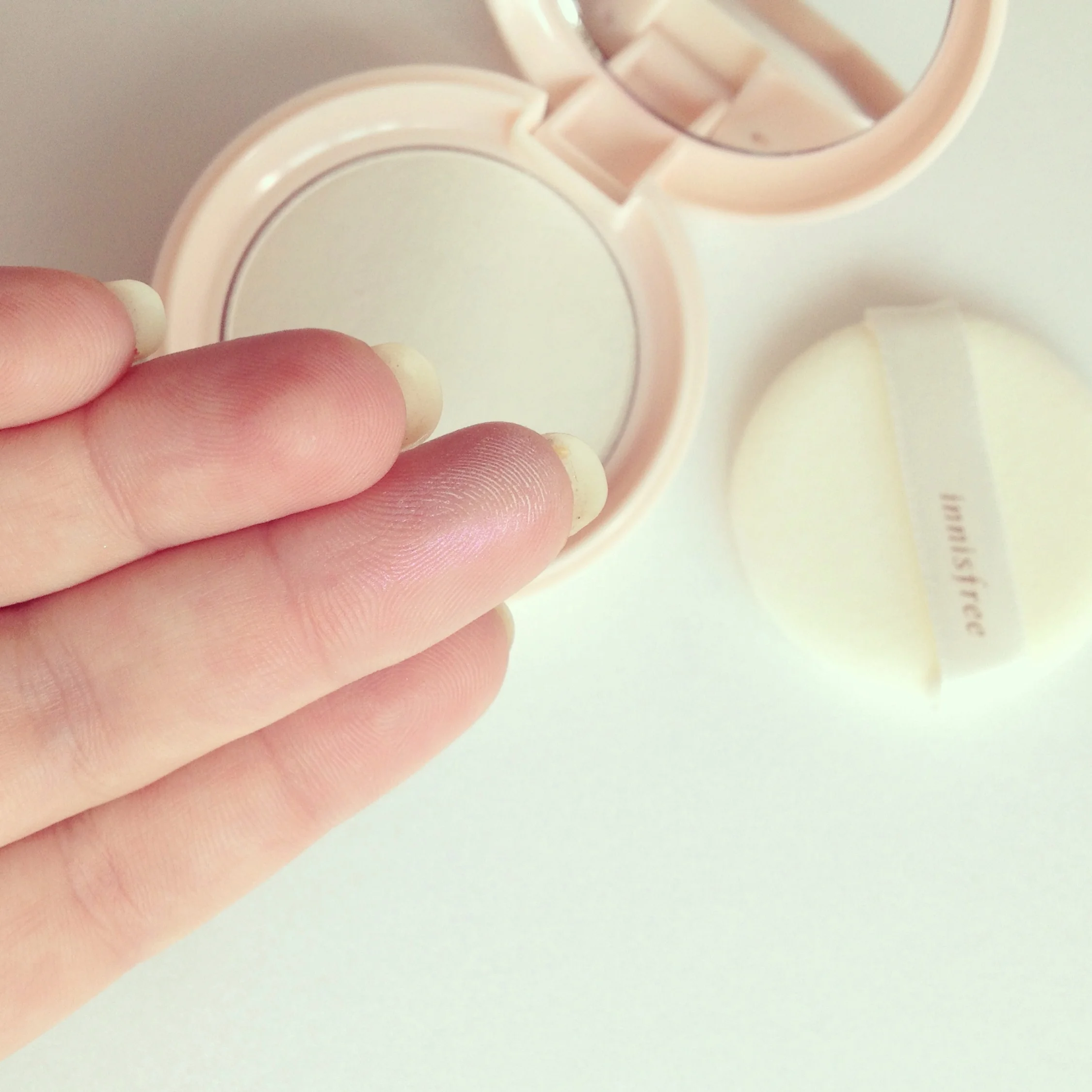 Innisfree Pink Beam Mineral Pact Highlighter {review} — CityGirlSearching