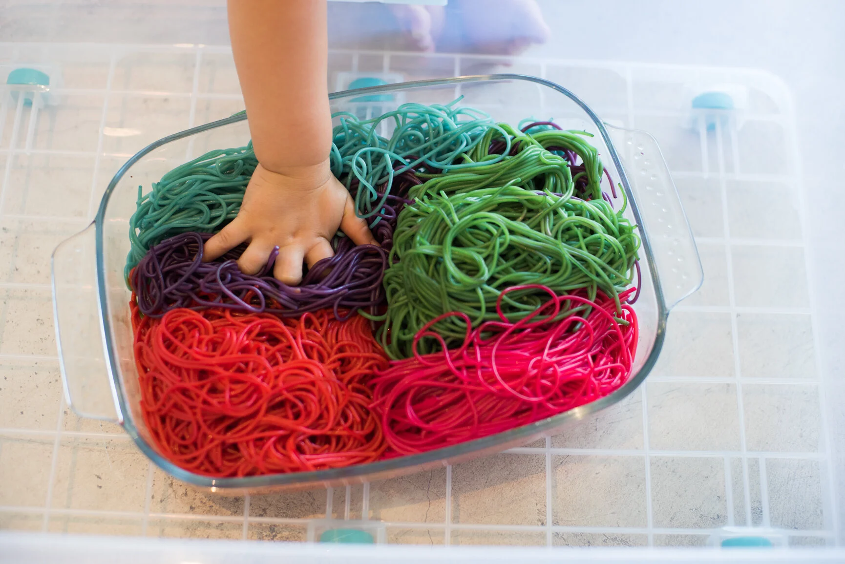 How to make Rainbow Spaghetti - A sensory activity for toddlers {that ...