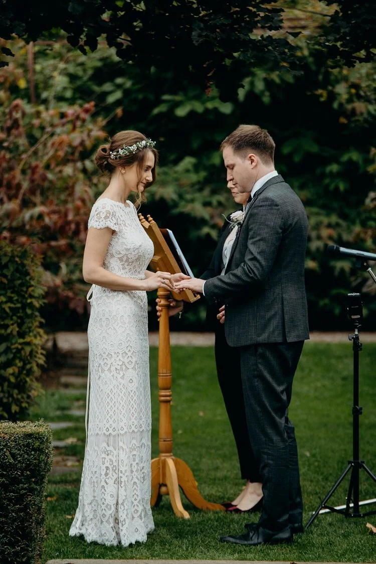 How to photograph a wedding