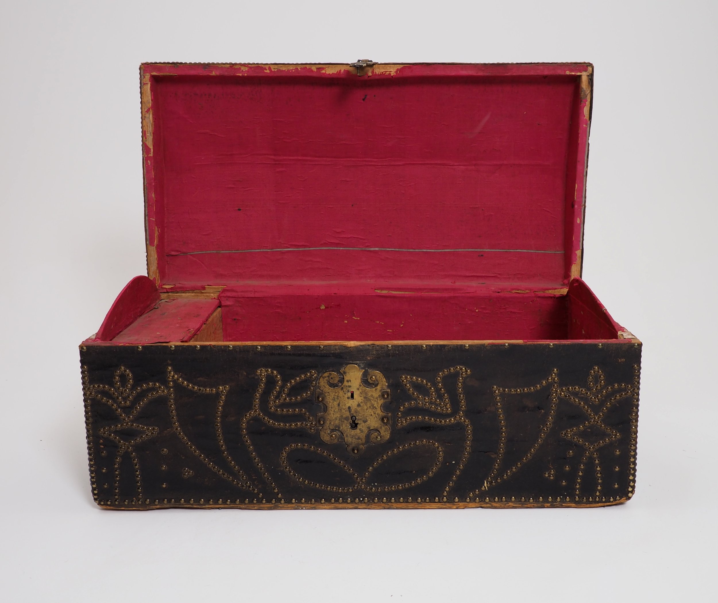 Antique coffer — Karlsson | Wickman