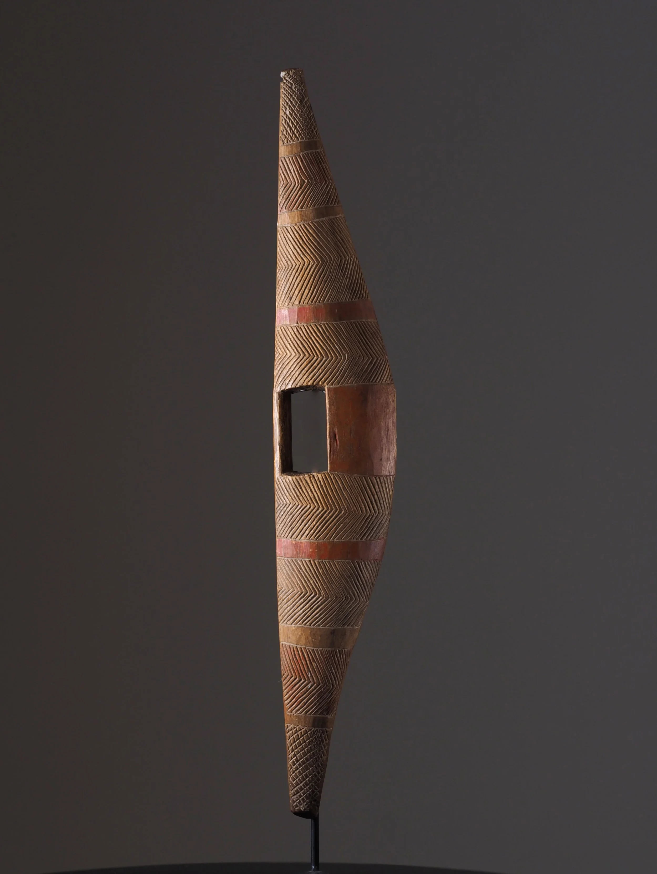 Narrow shield, Wailwan people, New South Wales, Australia — Karlsson ...
