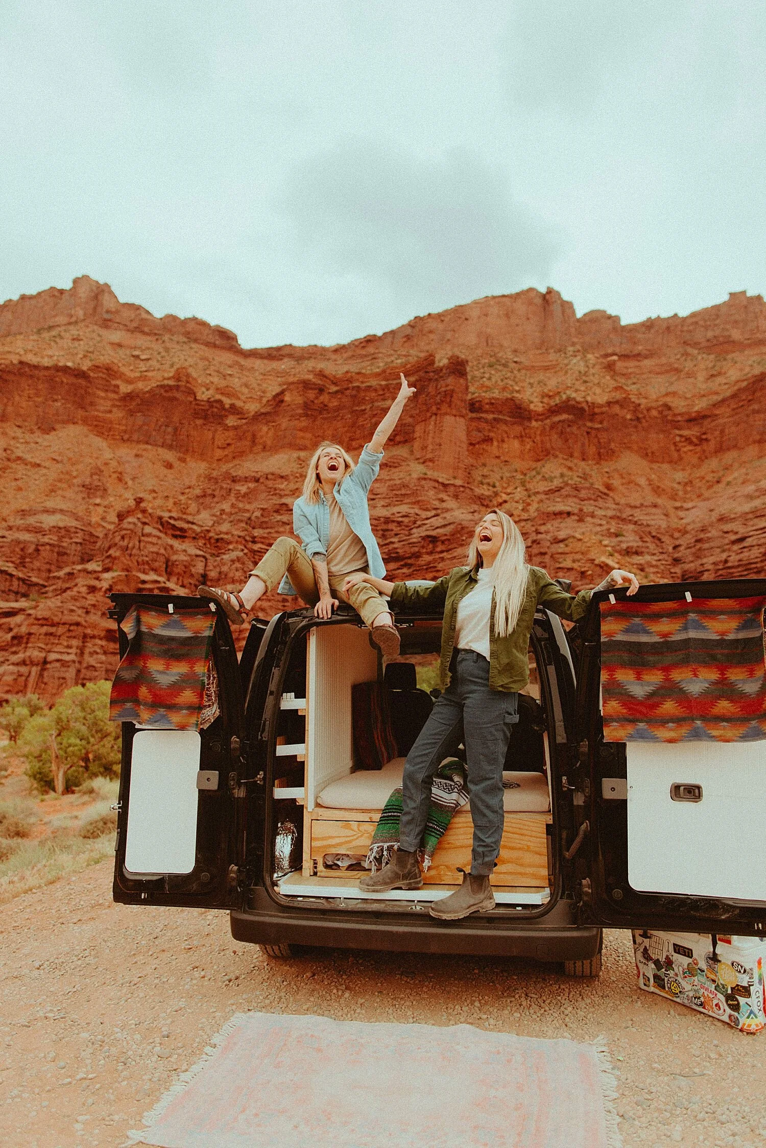 Moab Vanlife Couples Session // Moab, UT // Bryce & Larissa — Oregon ...