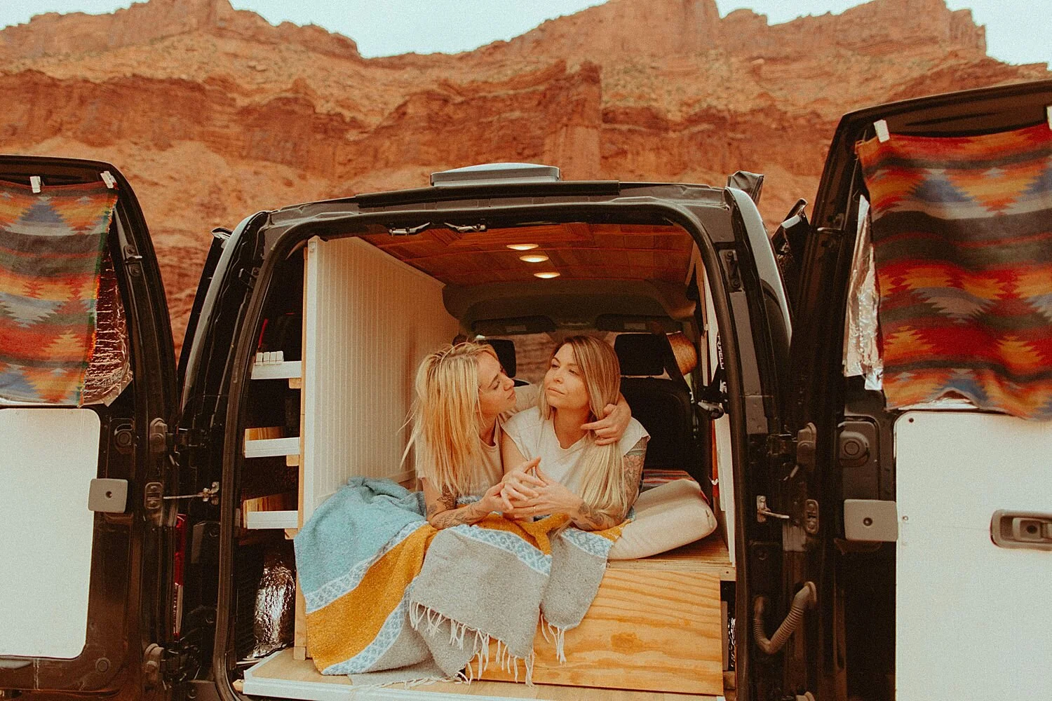 Moab Vanlife Couples Session // Moab, UT // Bryce & Larissa — Oregon ...