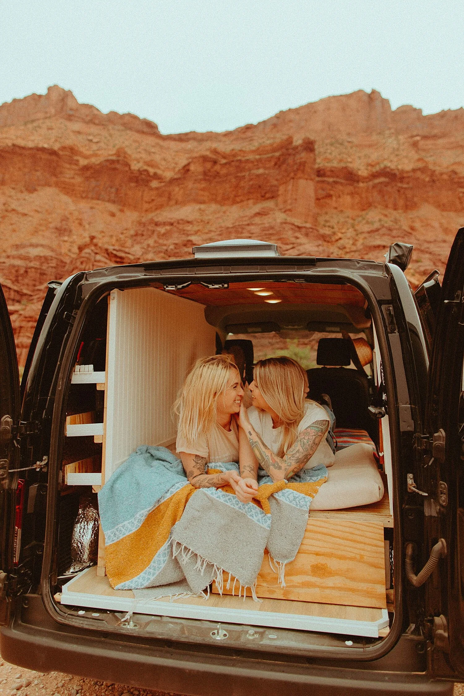 Moab Vanlife Couples Session // Moab, UT // Bryce & Larissa — Oregon ...