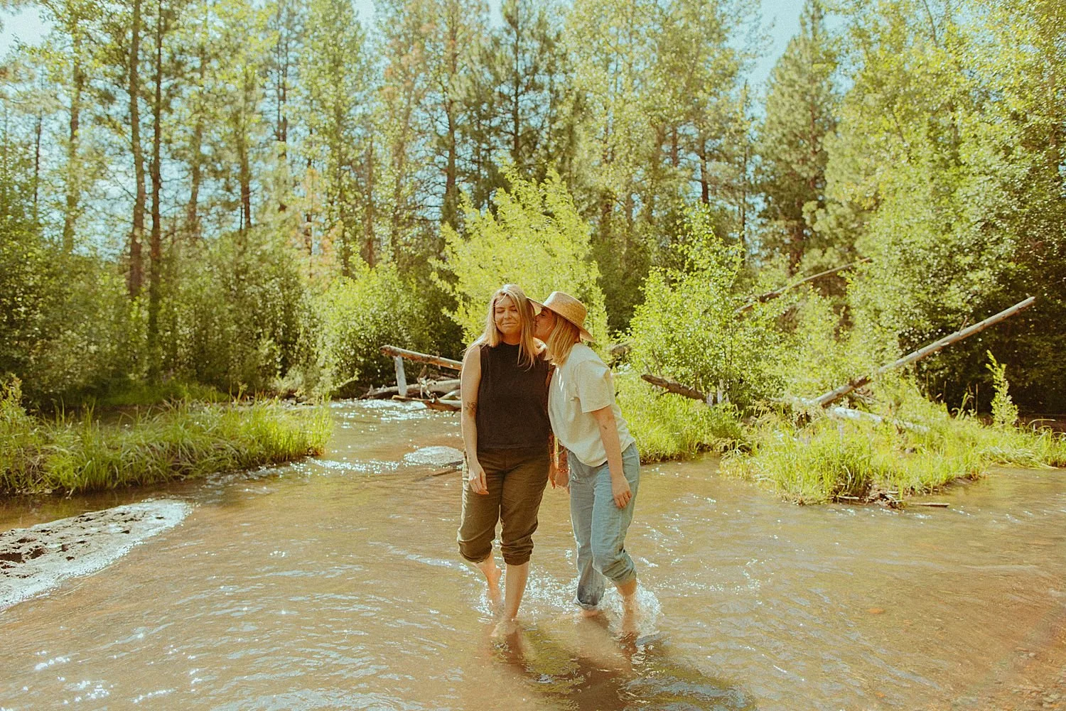 Central Oregon River Picnic Couples Session // Bend, OR — Oregon ...