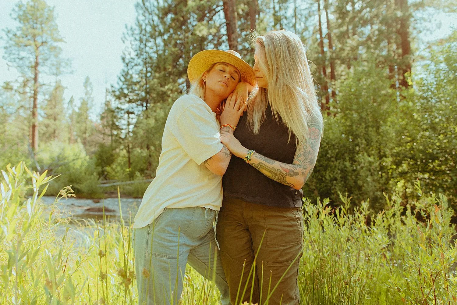 Central Oregon River Picnic Couples Session // Bend, OR — Oregon ...