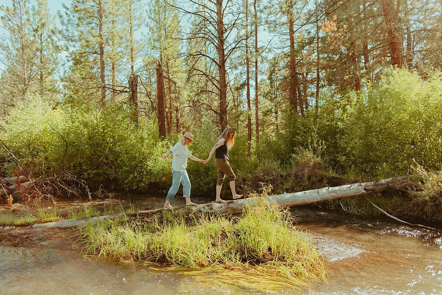 Central Oregon River Picnic Couples Session // Bend, OR — Oregon ...