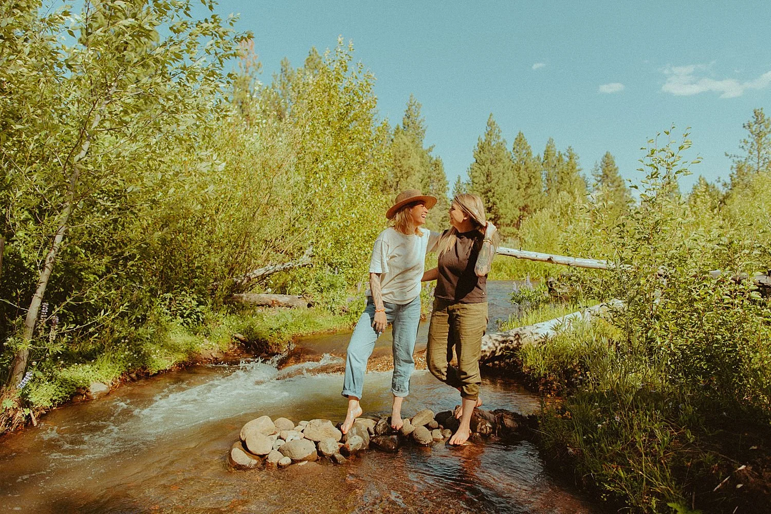 Central Oregon River Picnic Couples Session // Bend, OR — Oregon ...