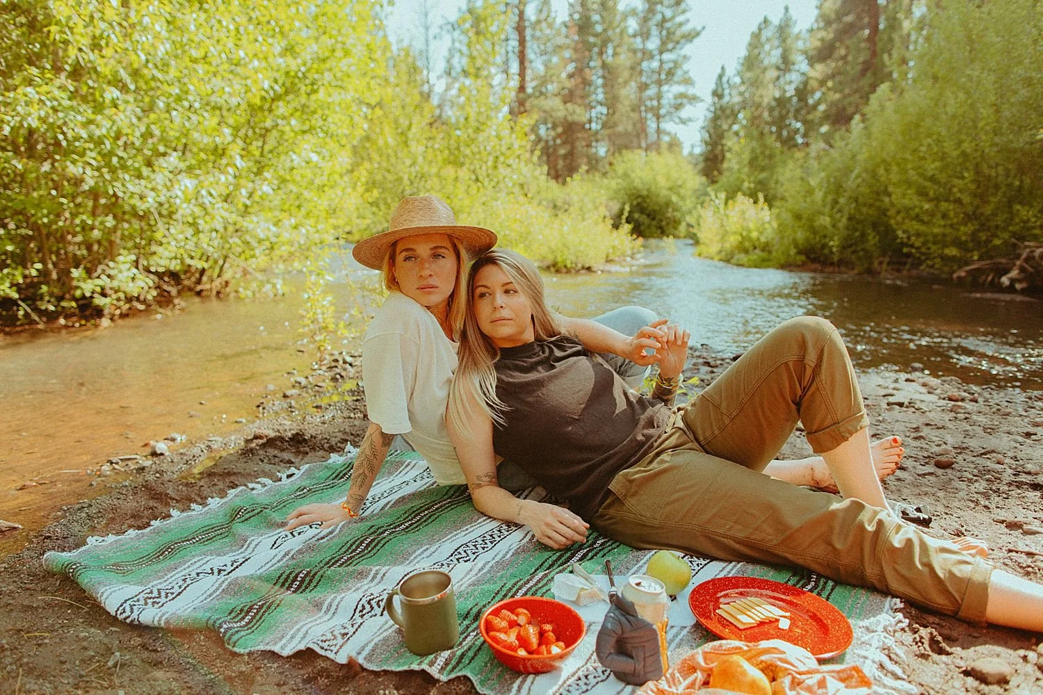 Central Oregon River Picnic Couples Session // Bend, OR — Oregon ...