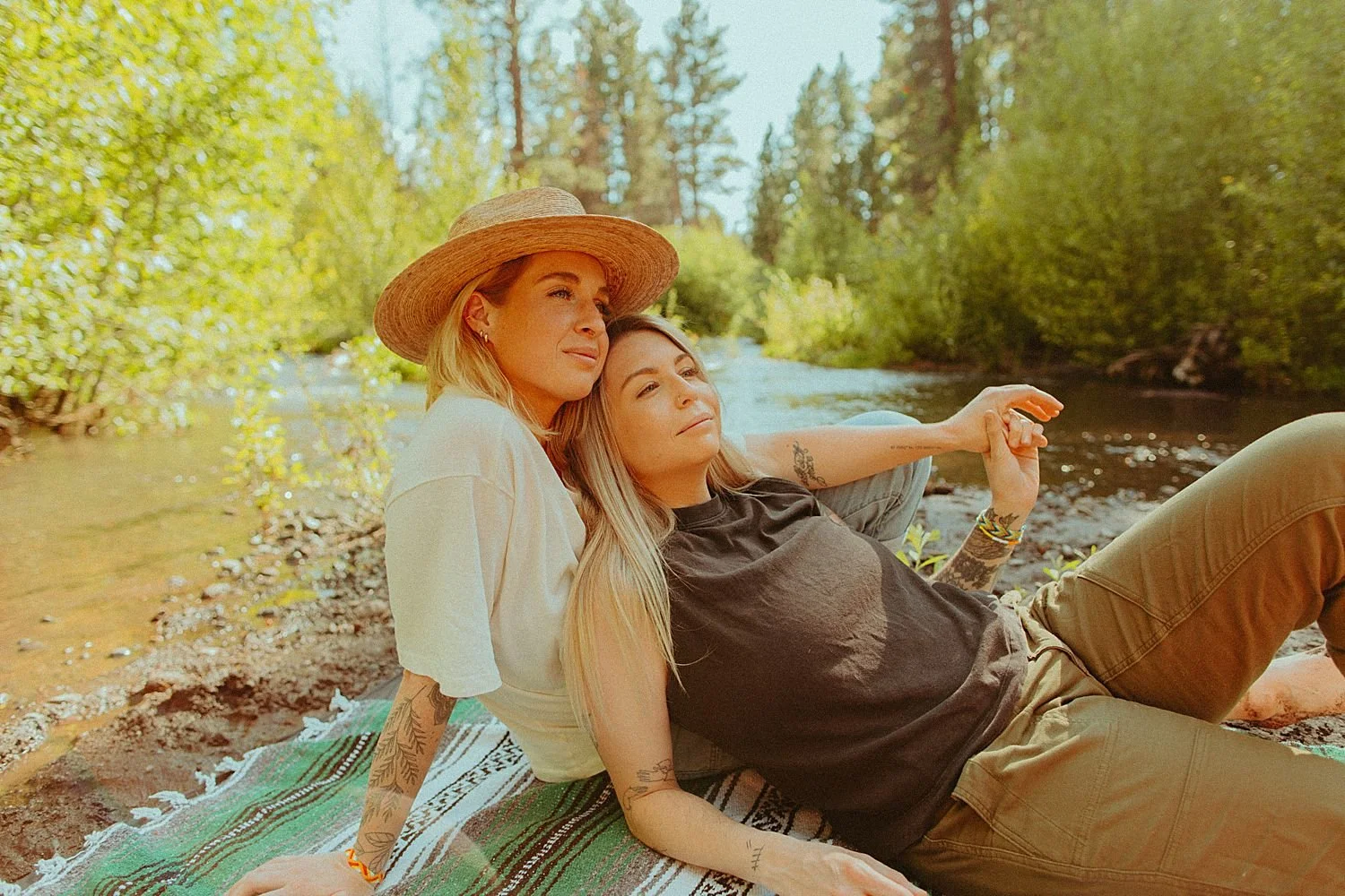 Central Oregon River Picnic Couples Session // Bend, OR — Oregon ...