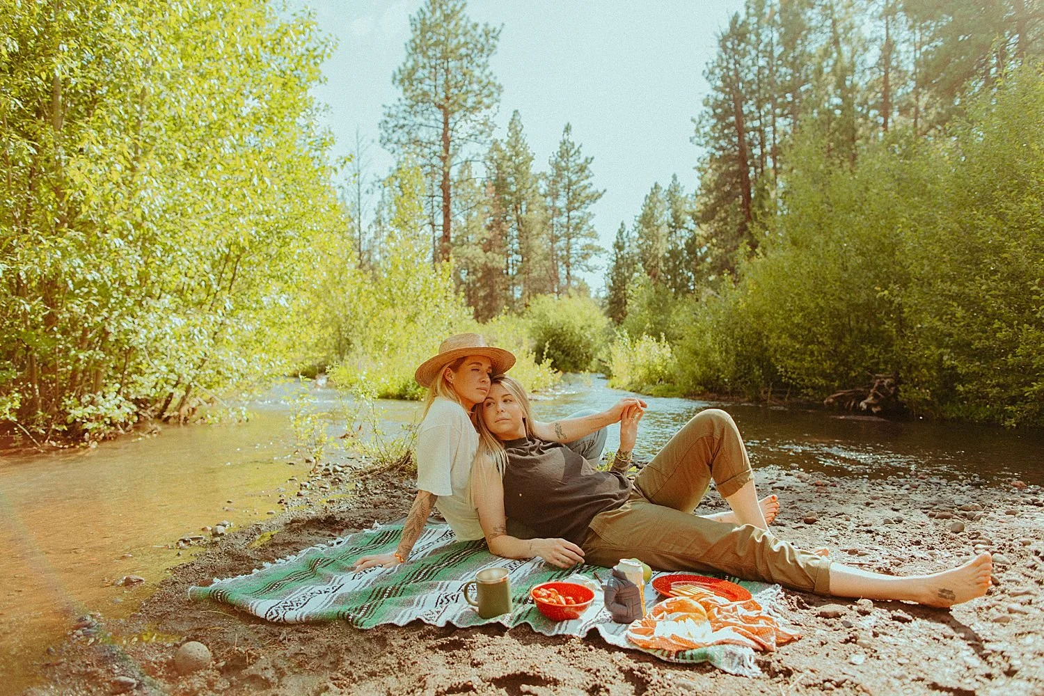 Central Oregon River Picnic Couples Session // Bend, OR — Oregon ...