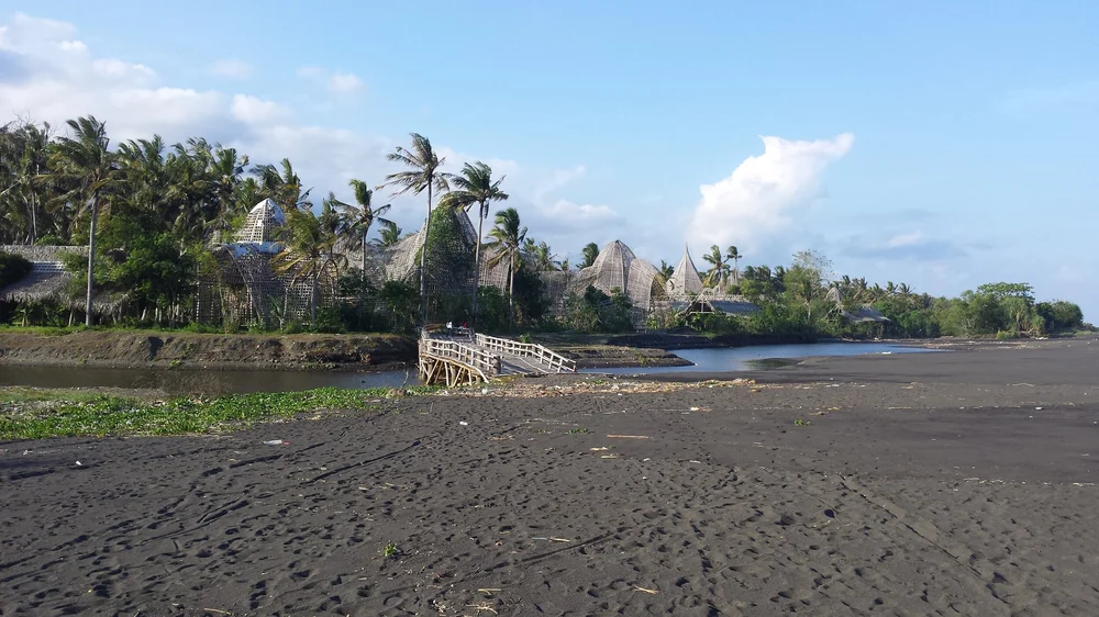 Makassan w. Amir Rabik — Cave Urban