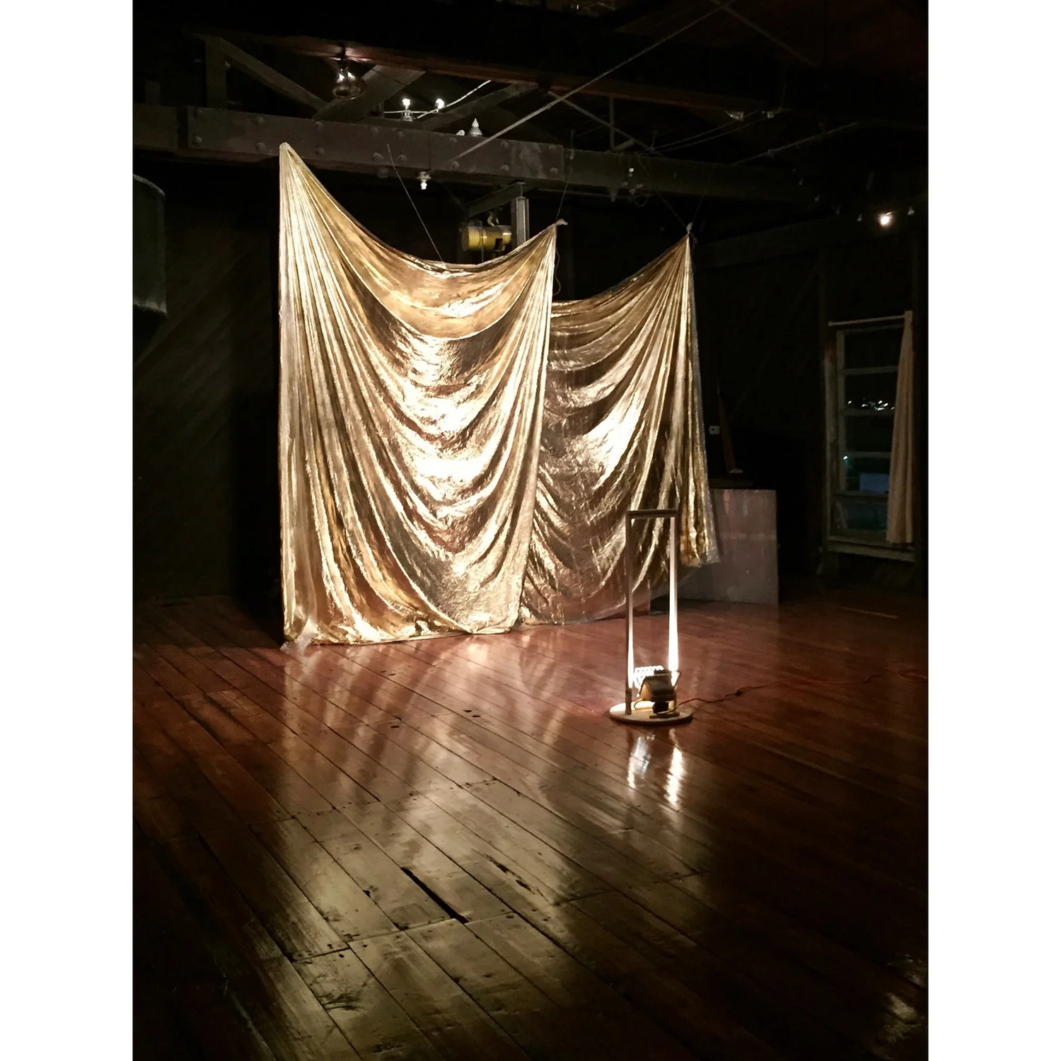 Super fast, incredibly cheap gold backdrop! — Handy Dandy Productions