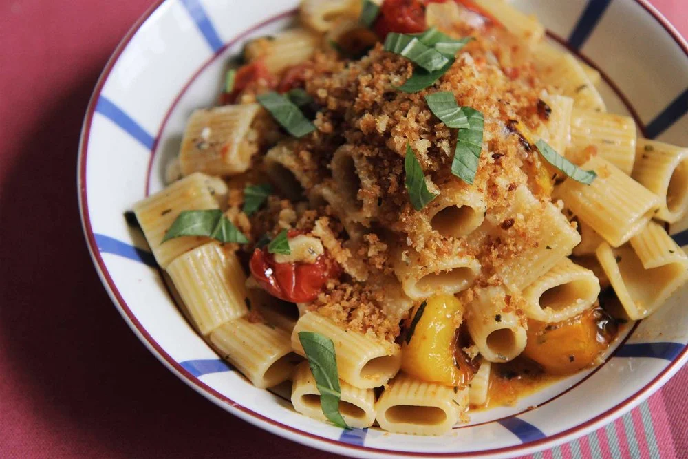 Rigatoni, tomates cerises confites et miettes citronnées — the flying ...