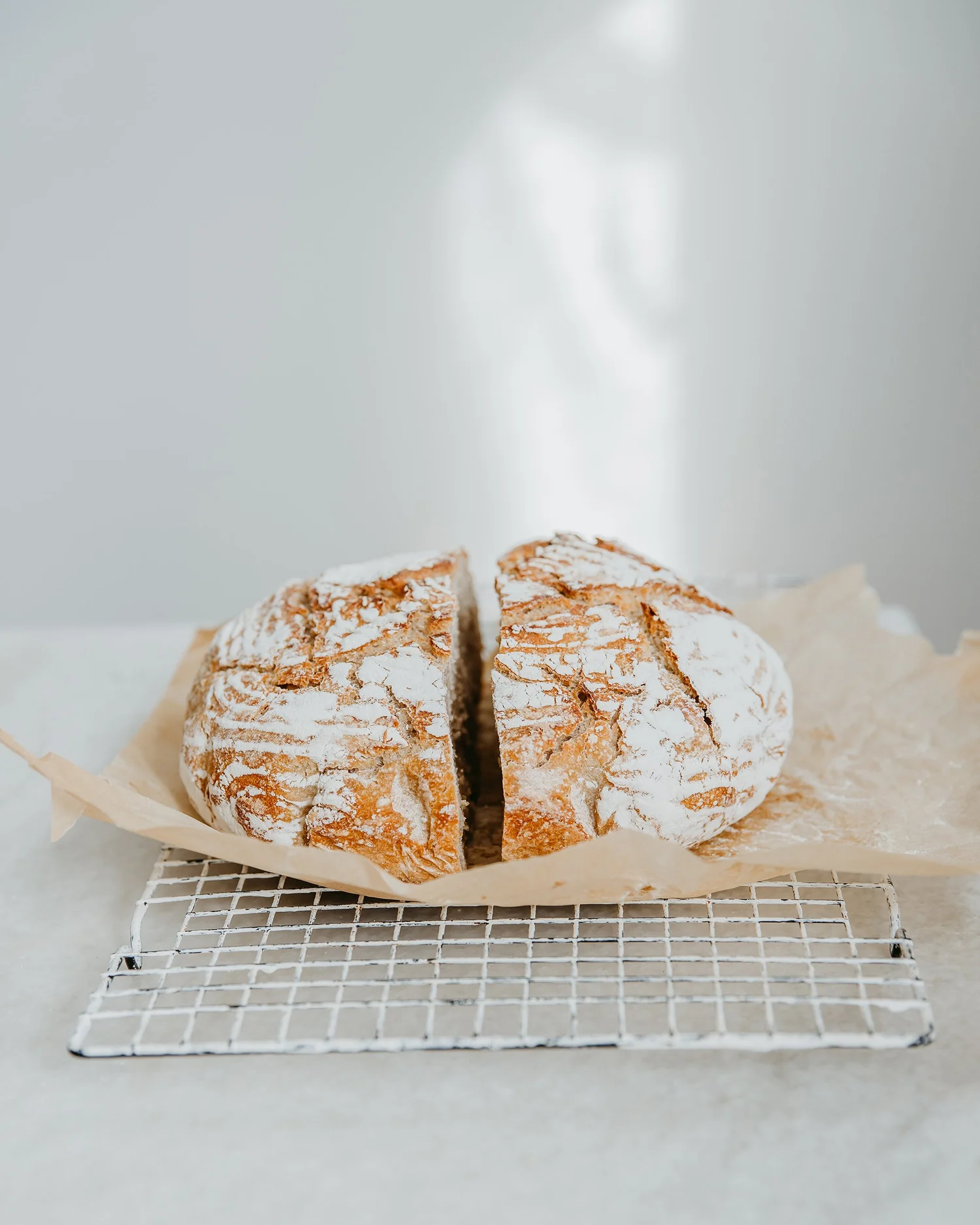 Le pain au levain, enfin ! — the flying flour.