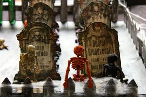 Halloween Graveyard Party — Chic Party Ideas