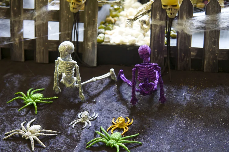 Halloween Graveyard Party — Chic Party Ideas
