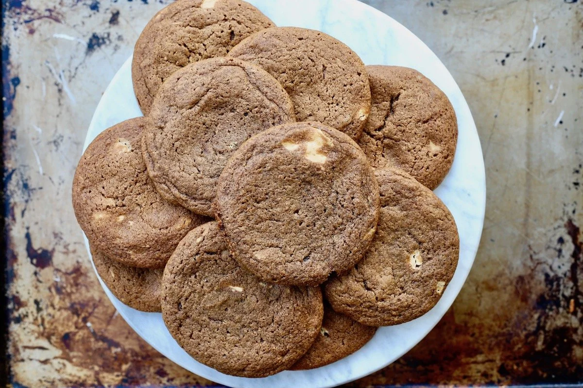 CHEWY GINGER COOKIES WITH CARAMELIZED WHITE CHOCOLATE — 600 ACRES
