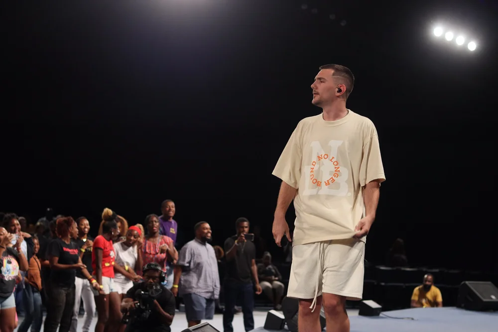 Rap Artist Hulvey and Worship Group Christ For The Nations Show-Stop ...