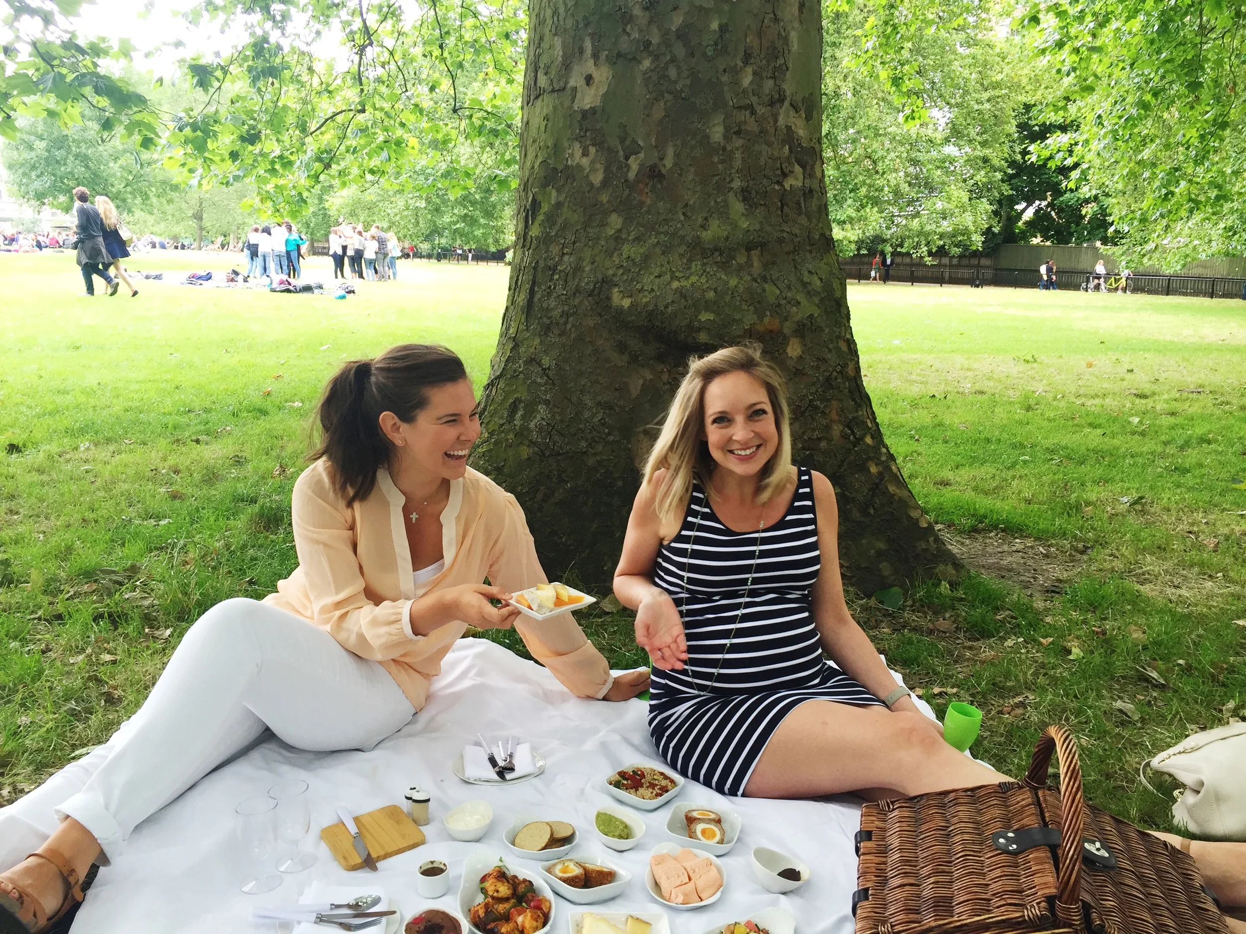 My London | Duke's Posh Picnic by Buckingham Palace — Aspiring Kennedy