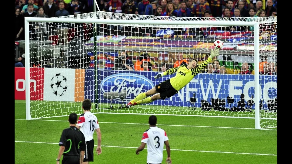 The Pros and Cons of a Top Hand and Bottom Hand Save — Everybody Soccer