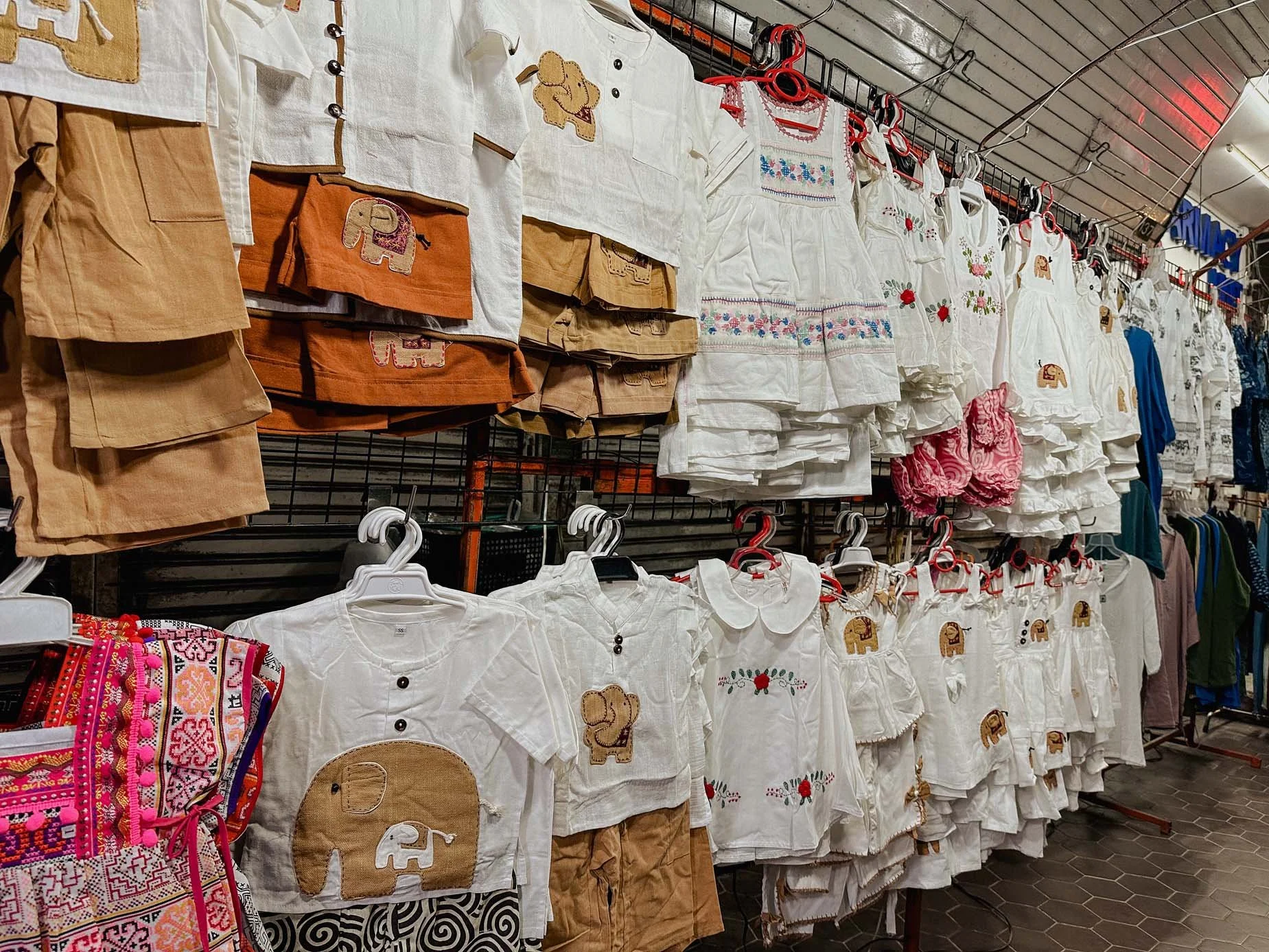 Night Bazaar de Chiang Mai: Mercado Noturno Diário - Eduardo & Mônica