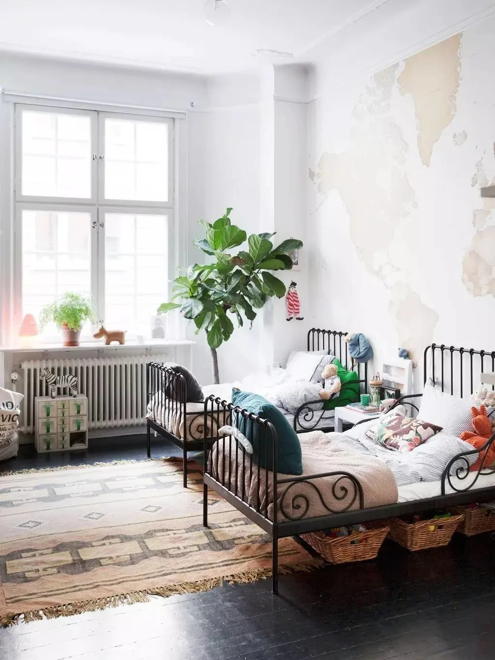 INSPIRATION: SHARED KIDS' ROOMS SIDE-BY-SIDE BEDS — WINTER DAISY ...