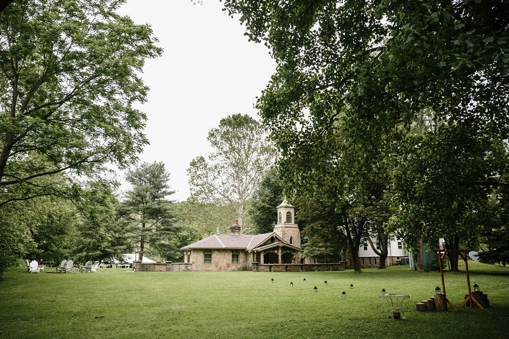 Chelsea + Ryan's Beautiful Rainy Wedding at Hines Hill Conference ...