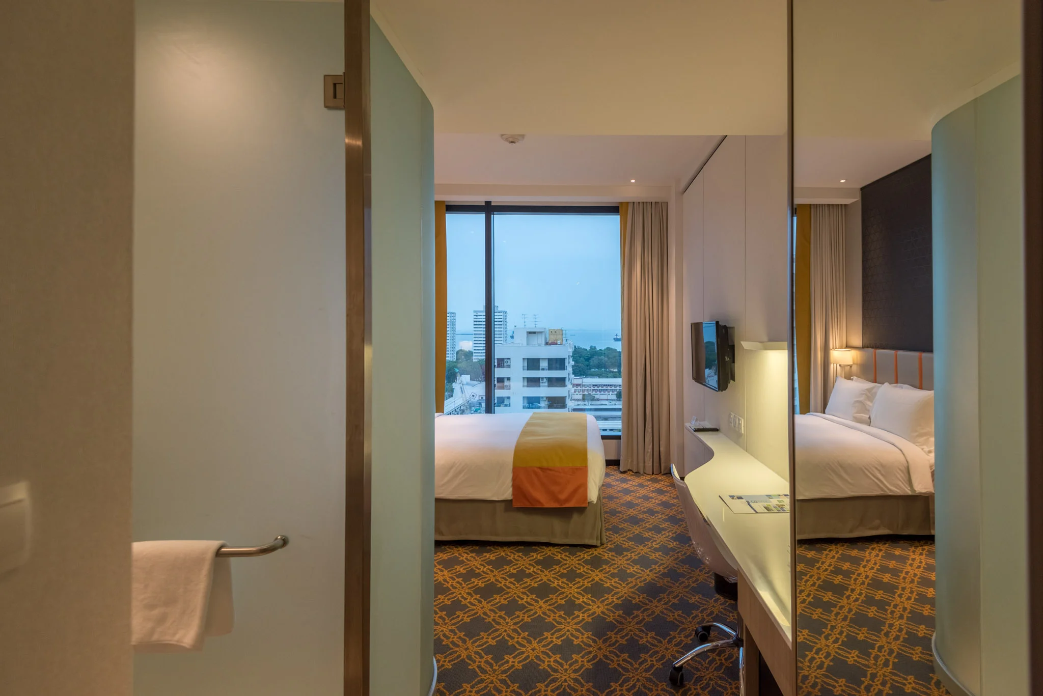 Hotel Review: Holiday Inn Express Singapore Katong (Standard Room ...