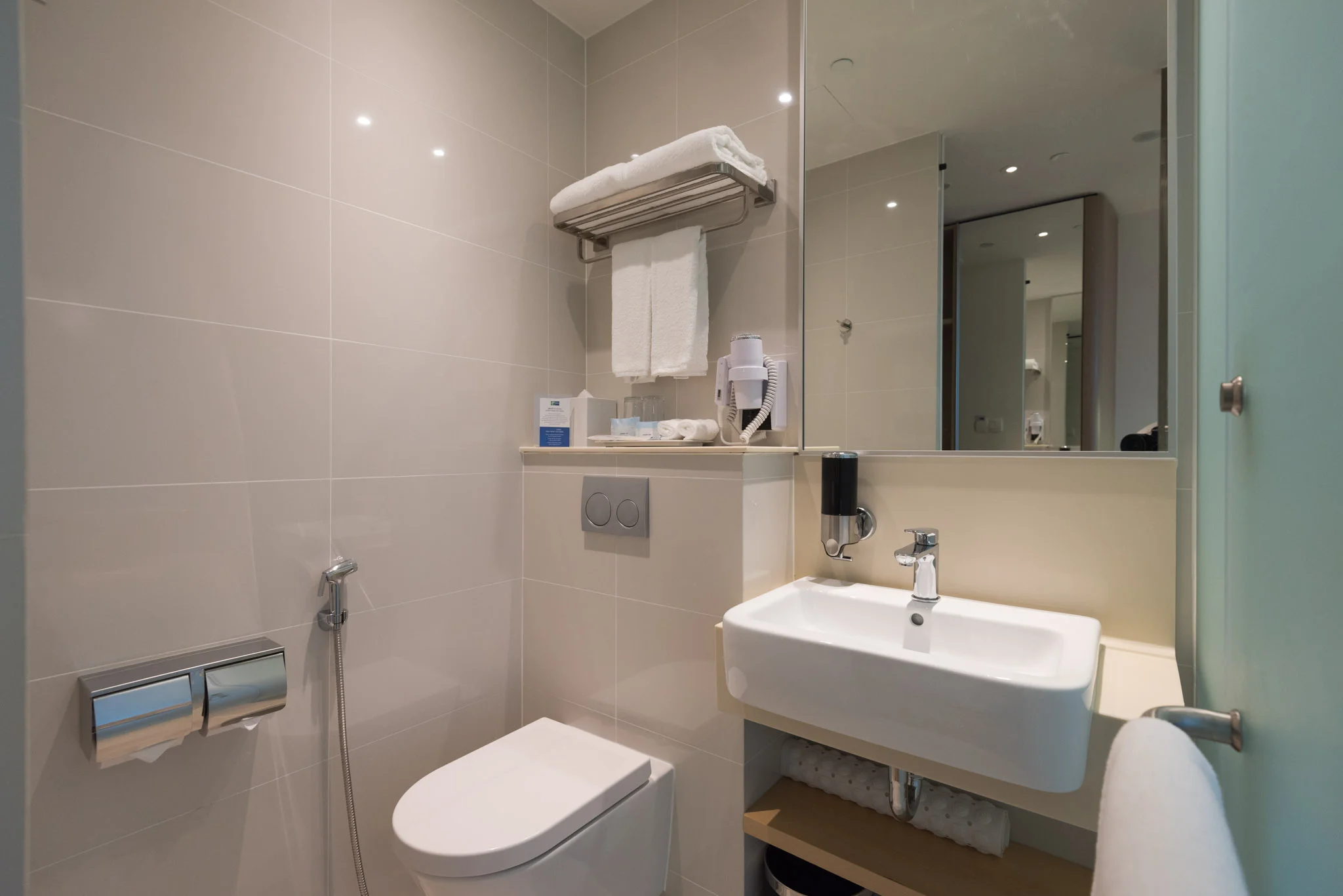 Hotel Review: Holiday Inn Express Singapore Katong (Standard Room ...