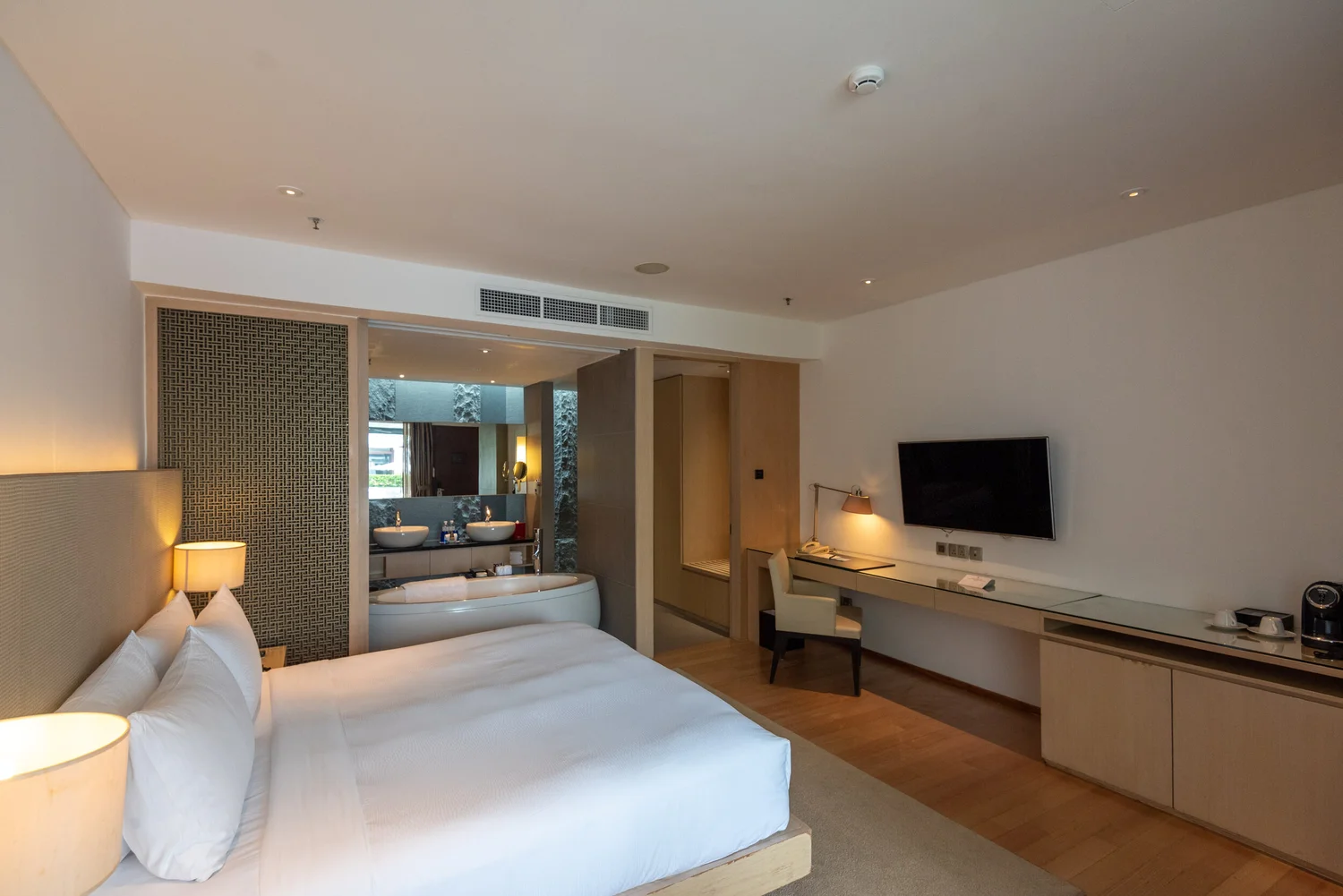 Hotel Review: Singapore Marriott Tang Plaza Hotel (Pool Terrace Room ...